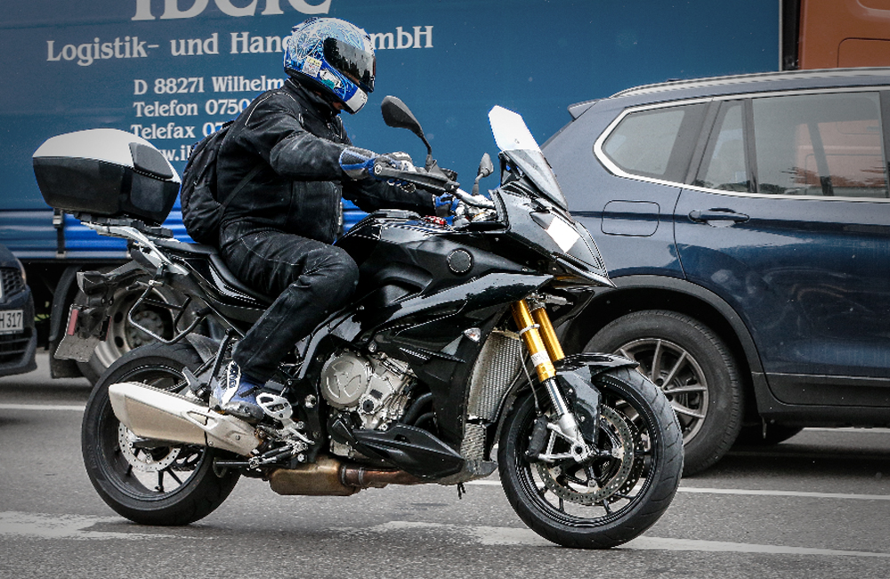 Bemutató: BMW S 1000 RX - Túlméretes S 1000 RR? - SportMotor